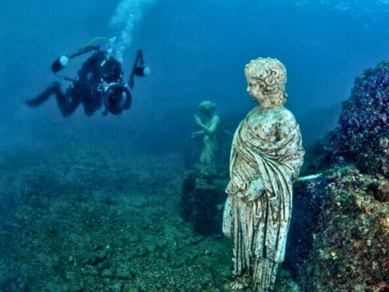 Boat Tours and Snorkelling in the Underwater Archaeological Park of Baia